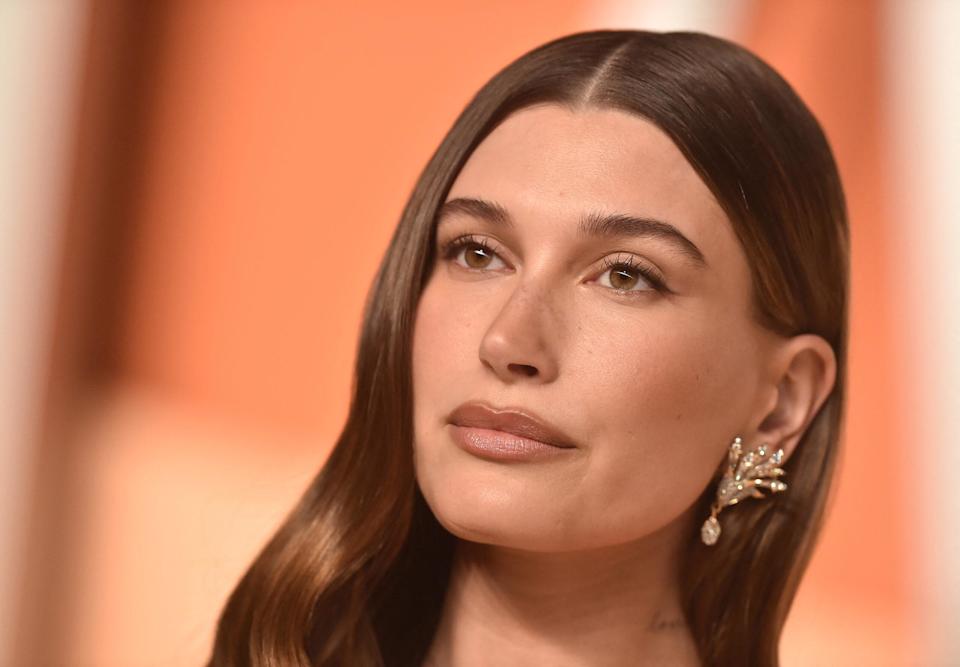 Hailey Bieber Ungkap Alami Kista Ovarium yang Dideritanya, Ia Membagikan Foto Perutnya ...