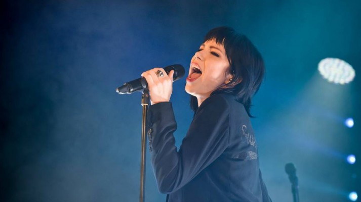 Rilis Track Yang Sempat Tertunda, Carly Rae Jepsen Hadirkan E.MO.TION Side B - zetizen.com